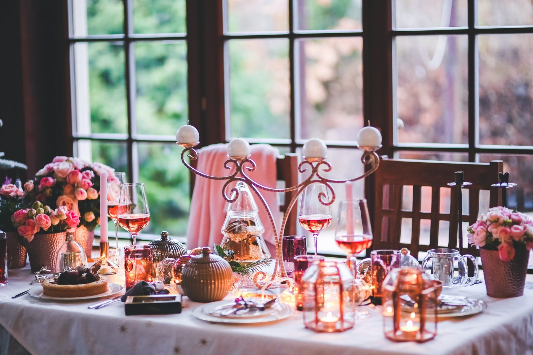 how-to-organize-a-dinner-party-in-the-smallest-space-available